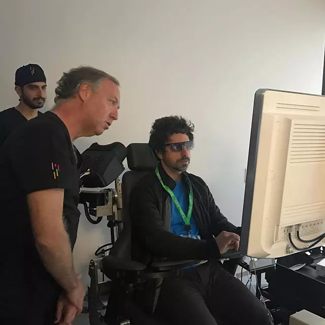 Sergey Brin aprendendo cirurgia robótica