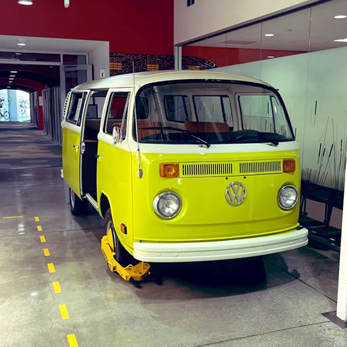 Google Bus Volkswagen Giallo con uno stivale