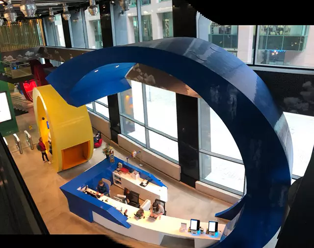 Google Dublin kontor med receptionskontor indbygget i massiv google logo