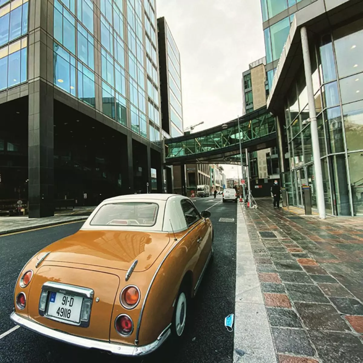 Brown Nissan Figaro în afara Google Dublin