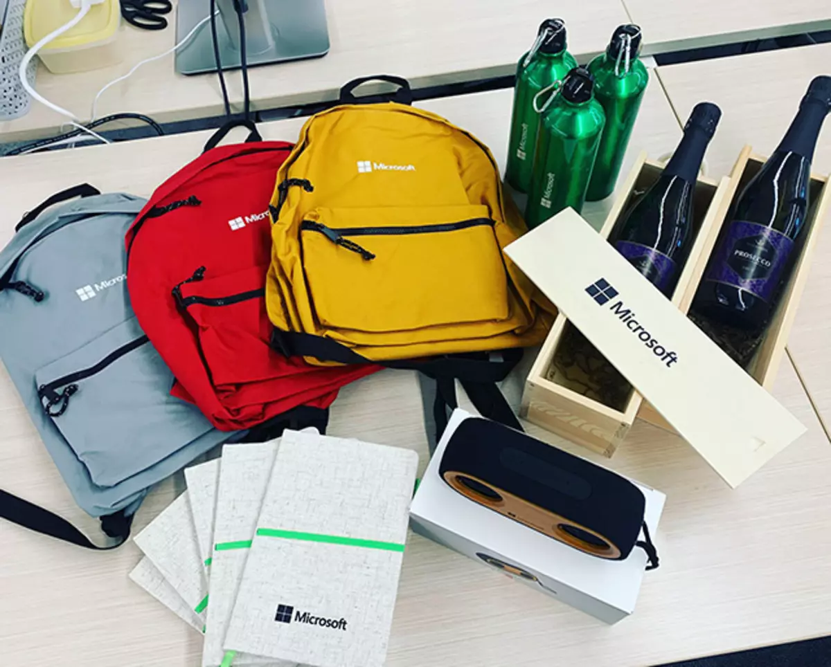 Microsoft Swag: Vin, kikkert, tasker, puder og vandflasker