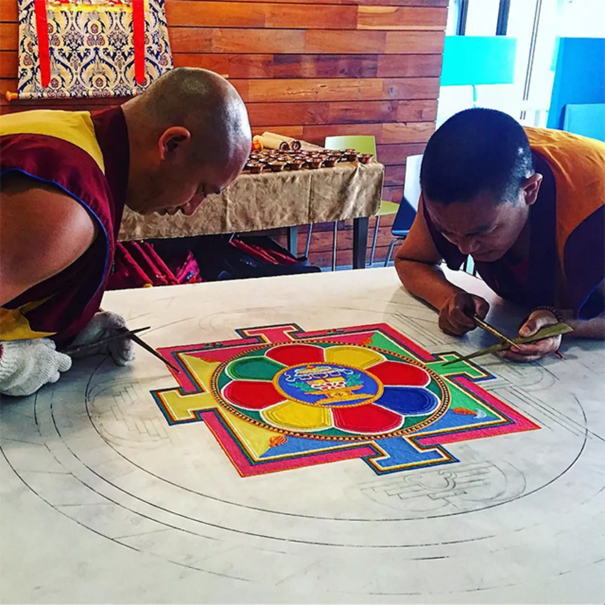 Ny Bodista dia mamorona Sand Mandala ao amin'ny Google Office