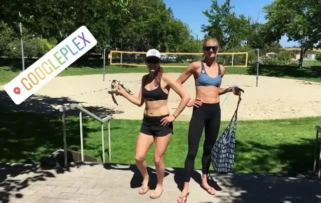 Professionele strandvolleybalspelers speel by Google