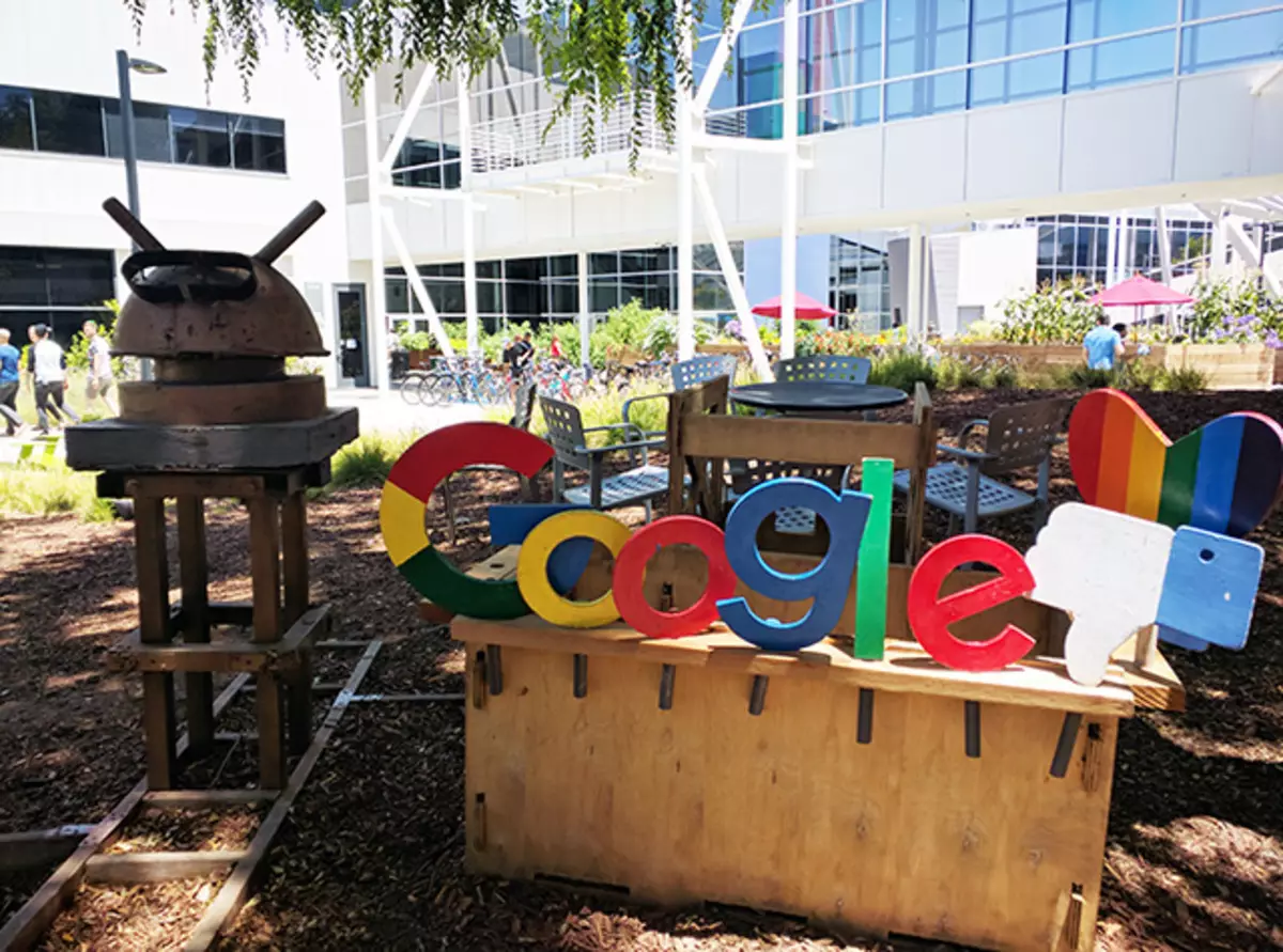 Displej Google s facebookem palec dolů na GooglePlex