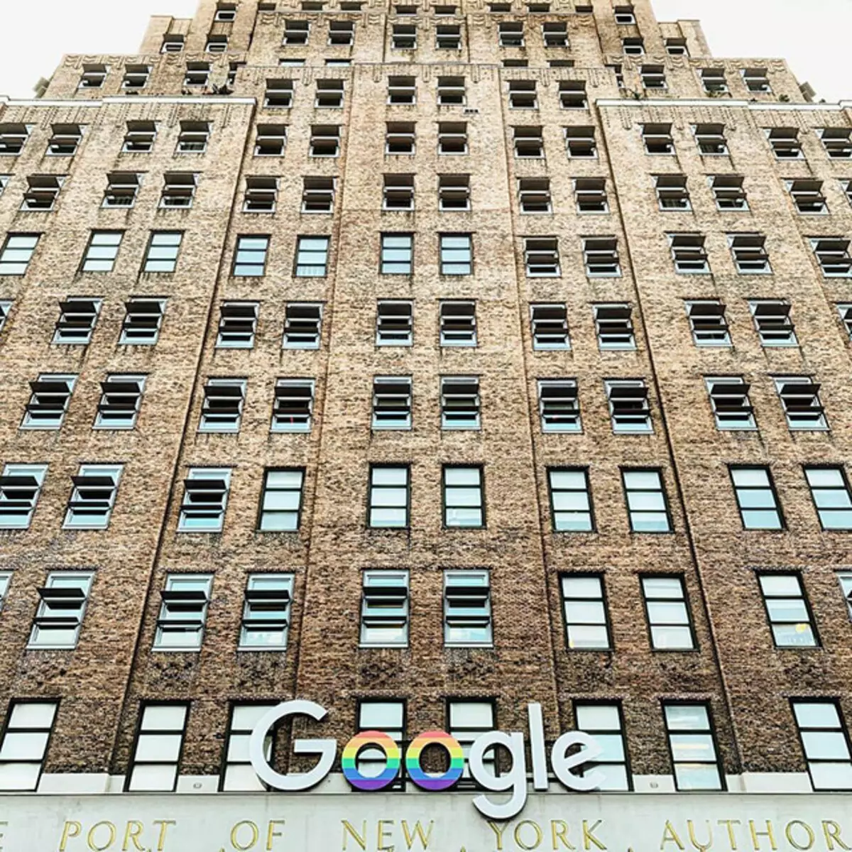 Google NYC sign na na-convert sa logo ng Pride.